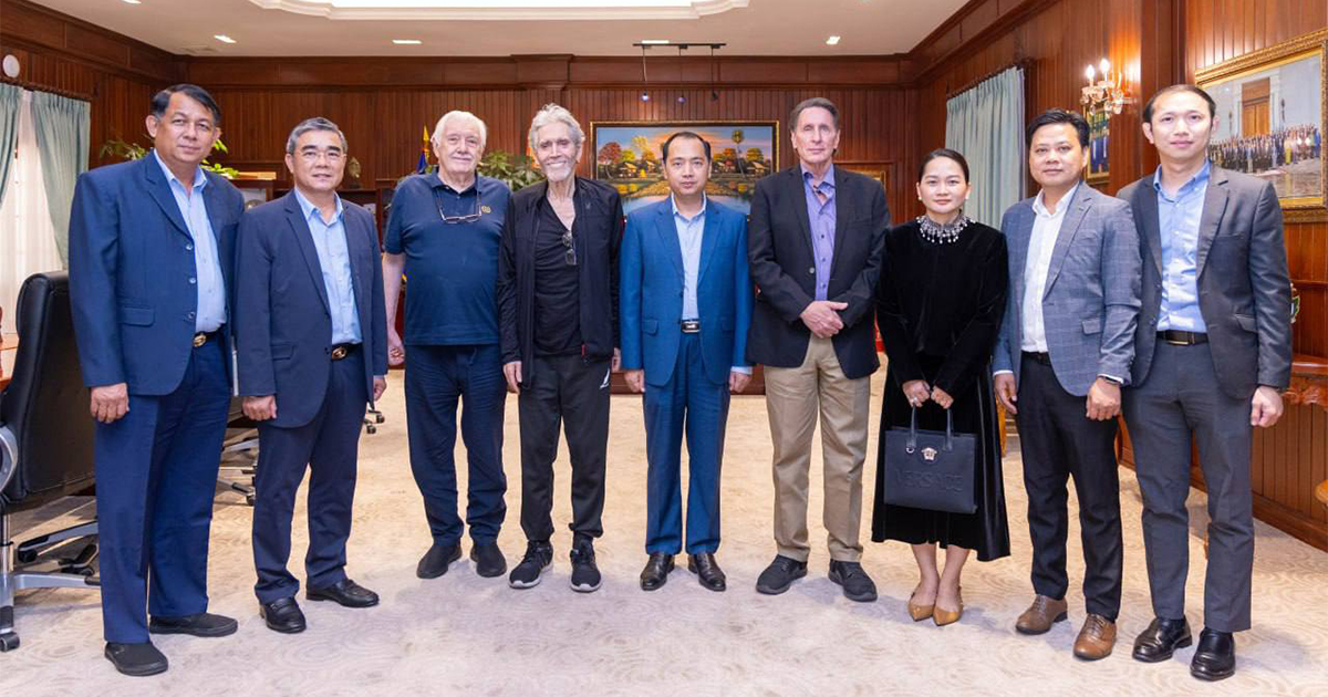 ផលិតករដ៏ល្បីល្បាញរបស់ហូលីវូដ លោកម៉ារីអូ កាសារ (Mario Kassar) ទស្សនកិច្ចនៅ CBS ...